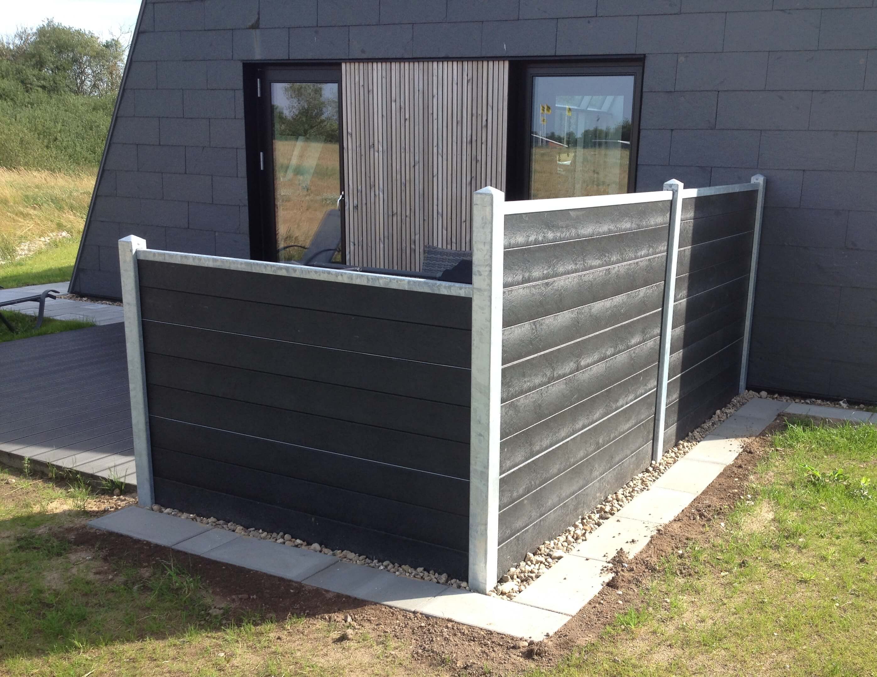 Hegn med plastplanker - vedligeholdelsesfrit hegn